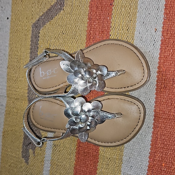 b.o.c. | Shoes | New Boc Metallic Silver Flower Sandals Leather Flip ...